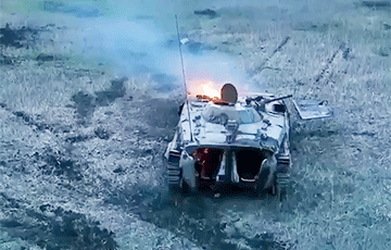 Video Fact: Russians Hiding From Ukrainian Drone Under Their Downed BMP ...