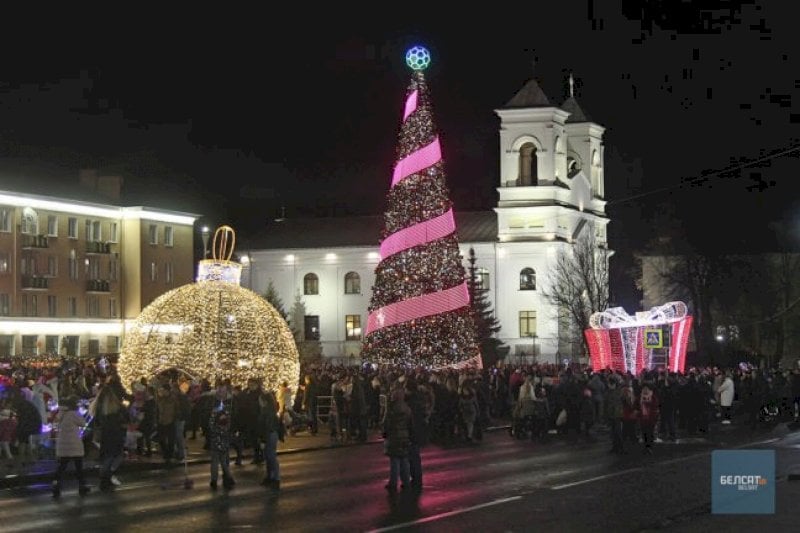 Где лучше: новогодние елки в Беларуси, у соседей и в мире - Новости ...